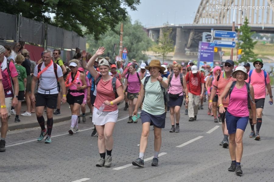 [Foto’s] De woensdag van de 4Daagse was weer heel gezellig roze! | Nieuws uit Nijmegen